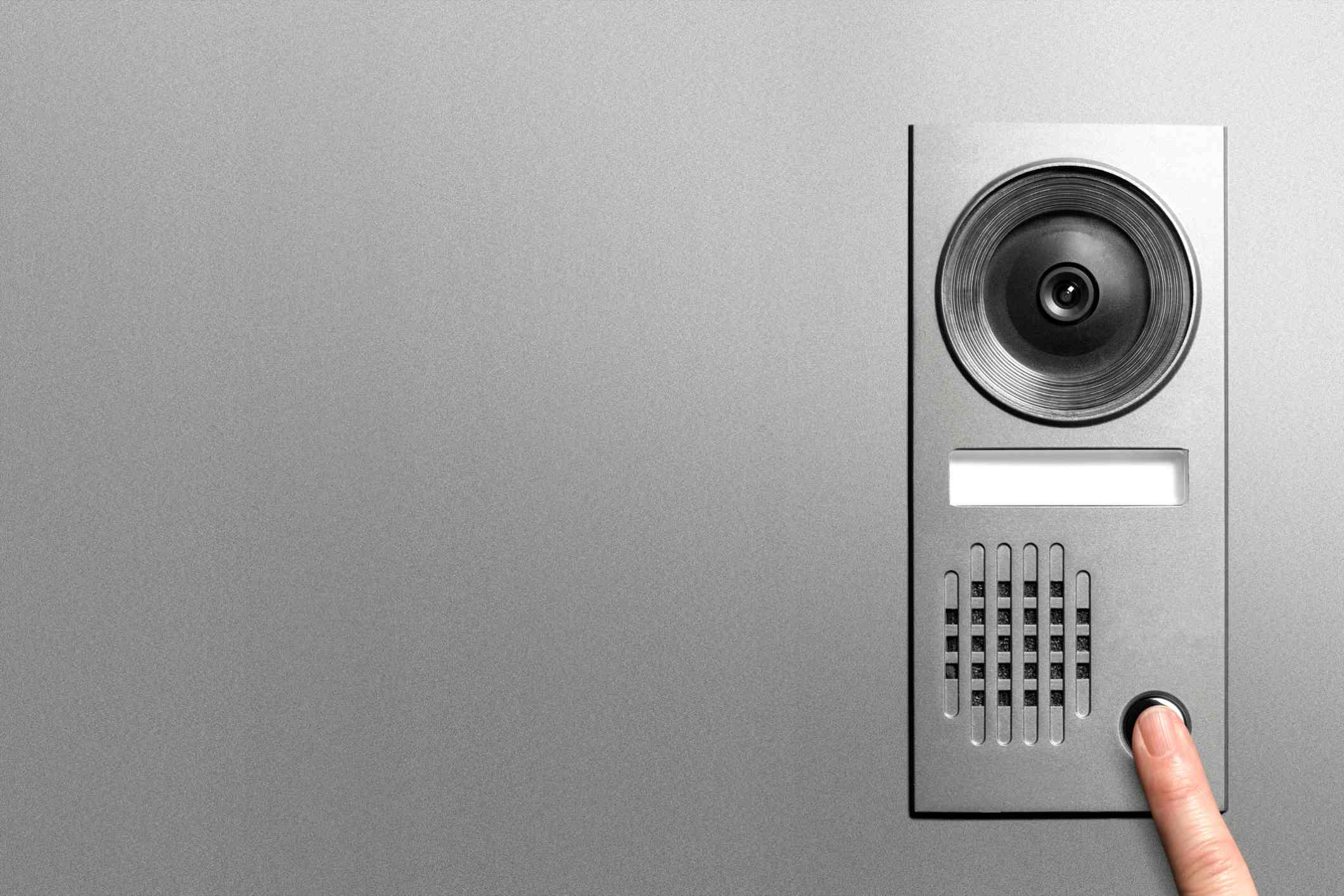 Jak działa i jaką rolę pełni interkom w kabinie windy osobowej?